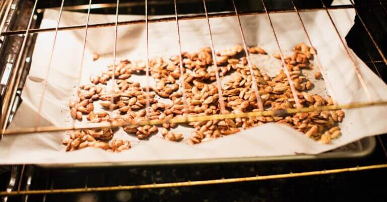 How To Roast Pumpkin Seeds In The Oven - Food Prep Guide - Preserving ...